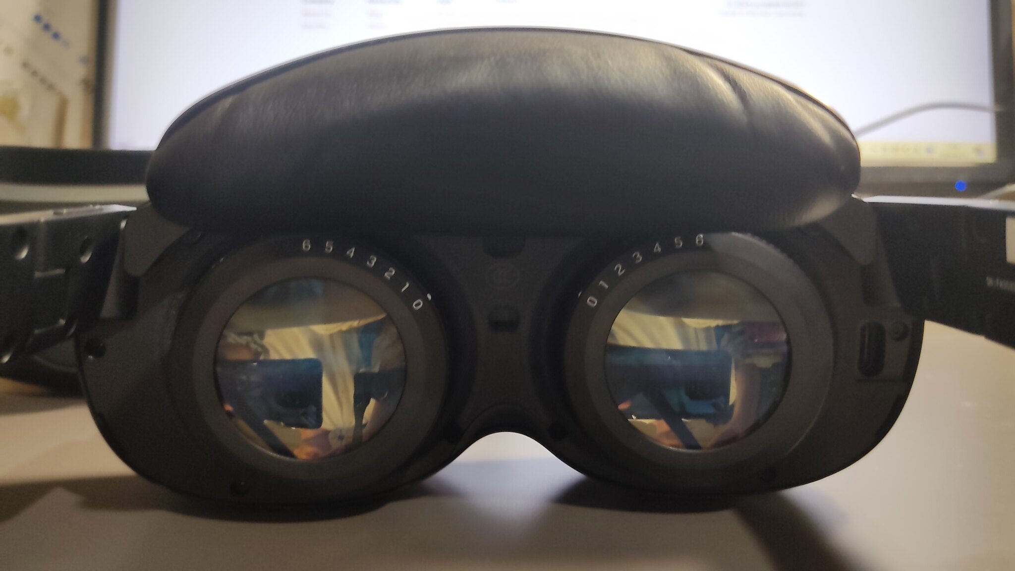 VIVE XR Elite × VIVE Deskでバーチャル作業環境を構築 小さい＆軽いXRゴーグルだからピッタリ！【PR】 | PANORA