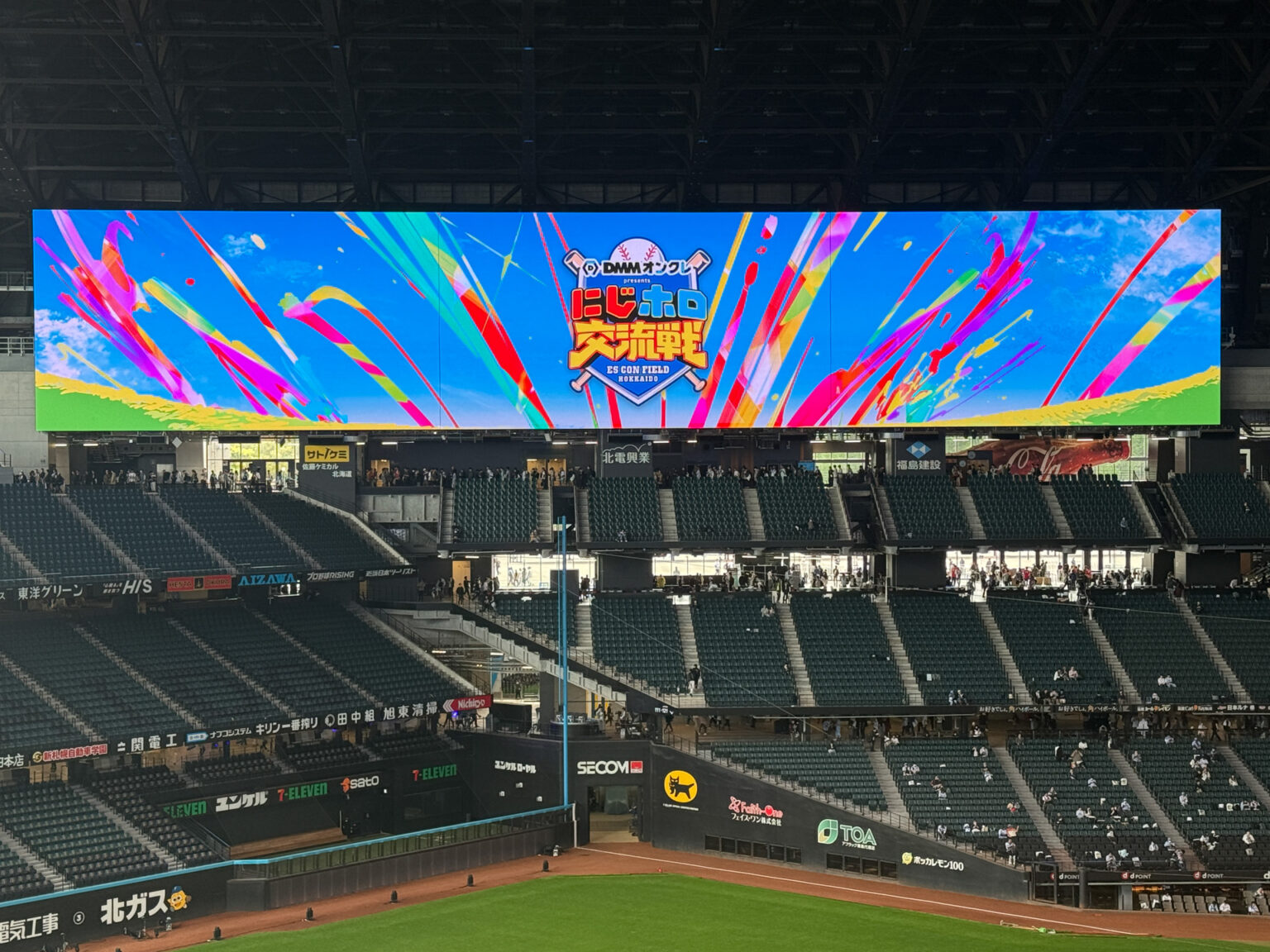 写真で見る「にじホロ交流戦2025」 VTuberまみれになったエスコンフィールドを激写しまくった！ | PANORA