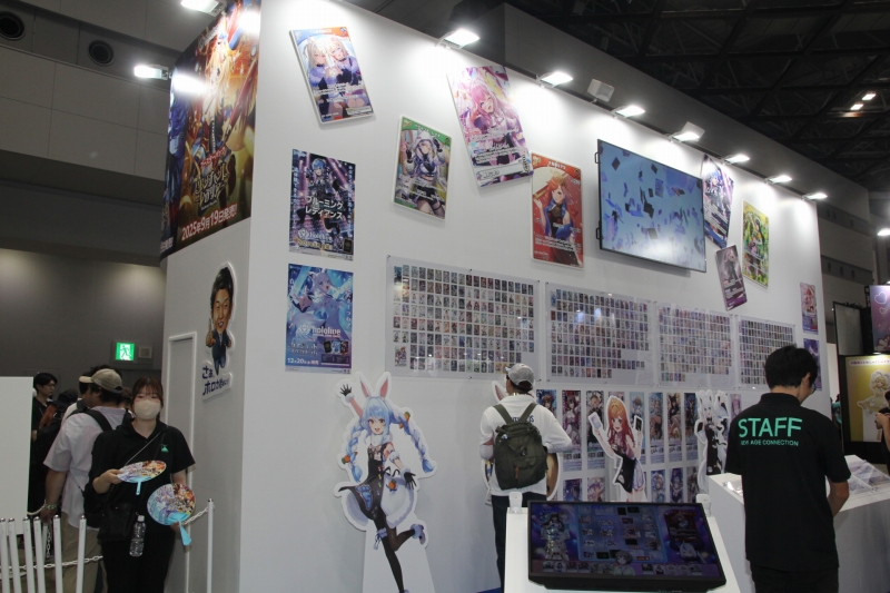 やはり「ホロカ」は大人気！ バーチャル大阪駅も歩ける！「コミックマーケット106」企業ブースレポート | PANORA